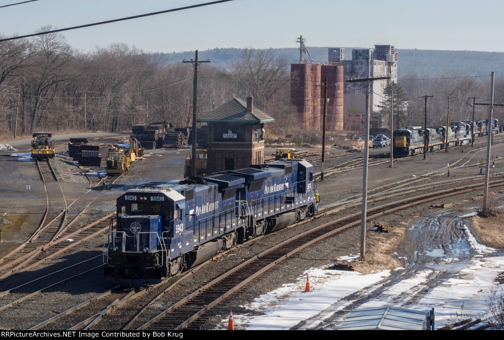 MEC 5943 and 5974 viewed from the bridge at the west end of Deerfield Yard